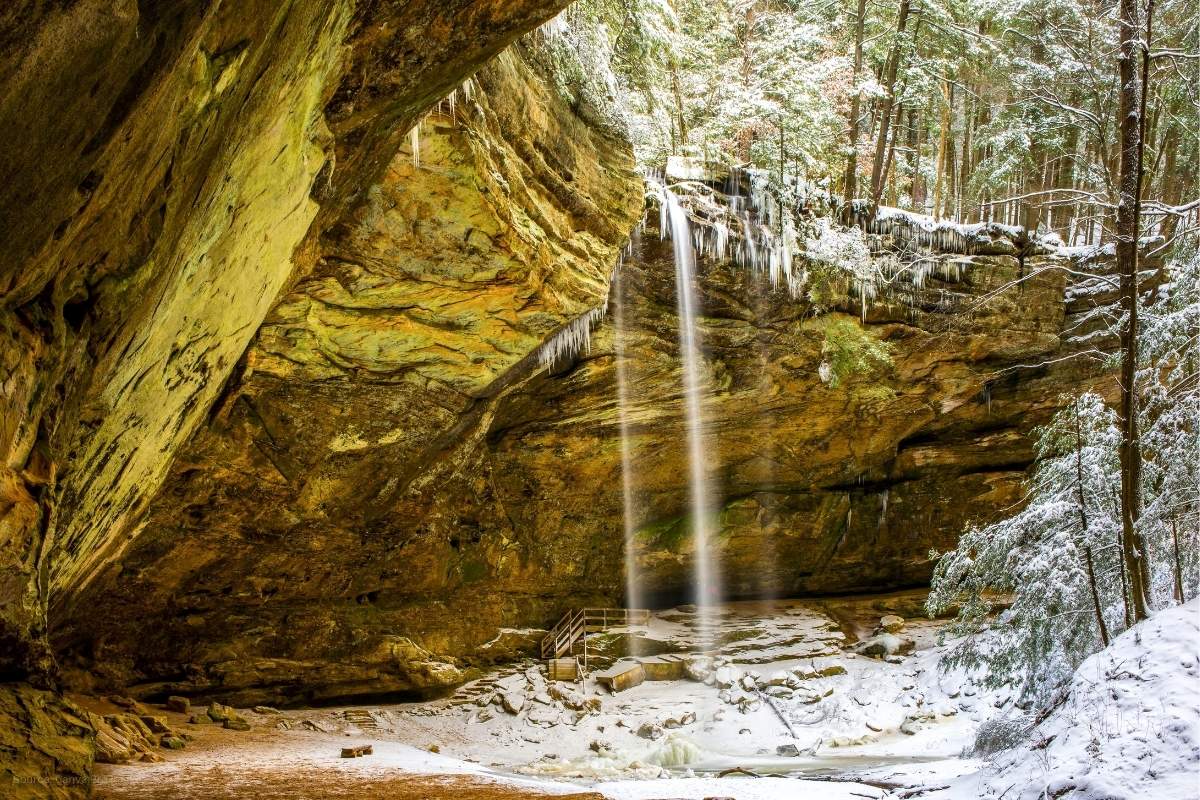 Easy Hiking Trail in the Hocking Hills: Ash Cave - Hello Honeycomb