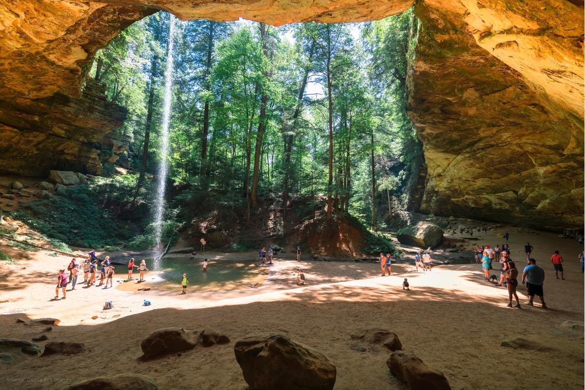 Easy Hiking Trail in the Hocking Hills: Ash Cave - Hello Honeycomb