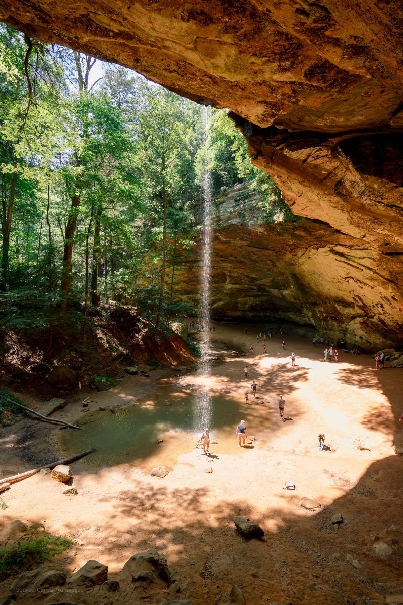 Easy Hiking Trail in the Hocking Hills: Ash Cave - Hello Honeycomb